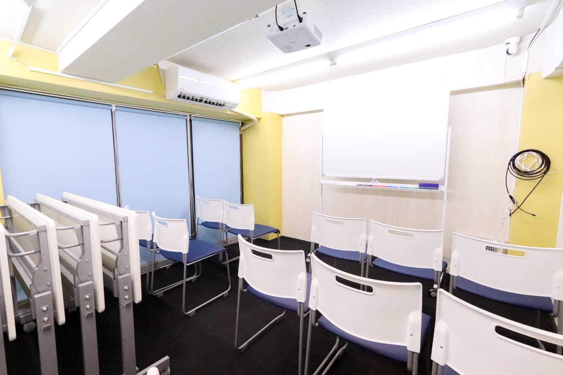 【銀座A5出口1分！12名】プロジェクター・ホワイトボード・WiFi無料！土足可！ふれあい貸し会議室 銀座No37 銀座三越裏の写真10