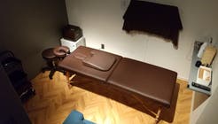 【福岡祇園駅 5番出口から徒歩3分】ホテルの客室をサロンに!対面の椅子があるお部屋です(201号室)の写真2