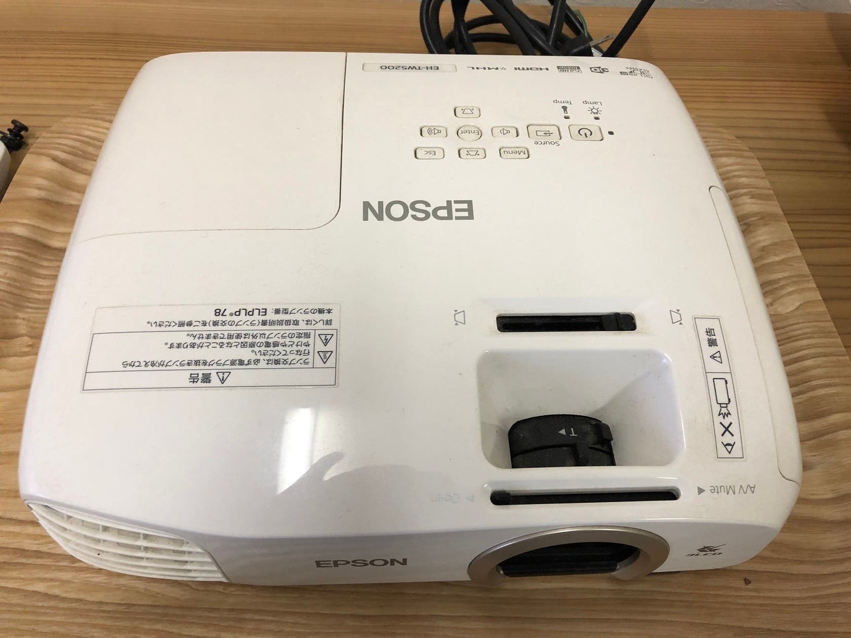 プロジェクターのレンタル（スクリーン無し、白い壁に投写）の画像1