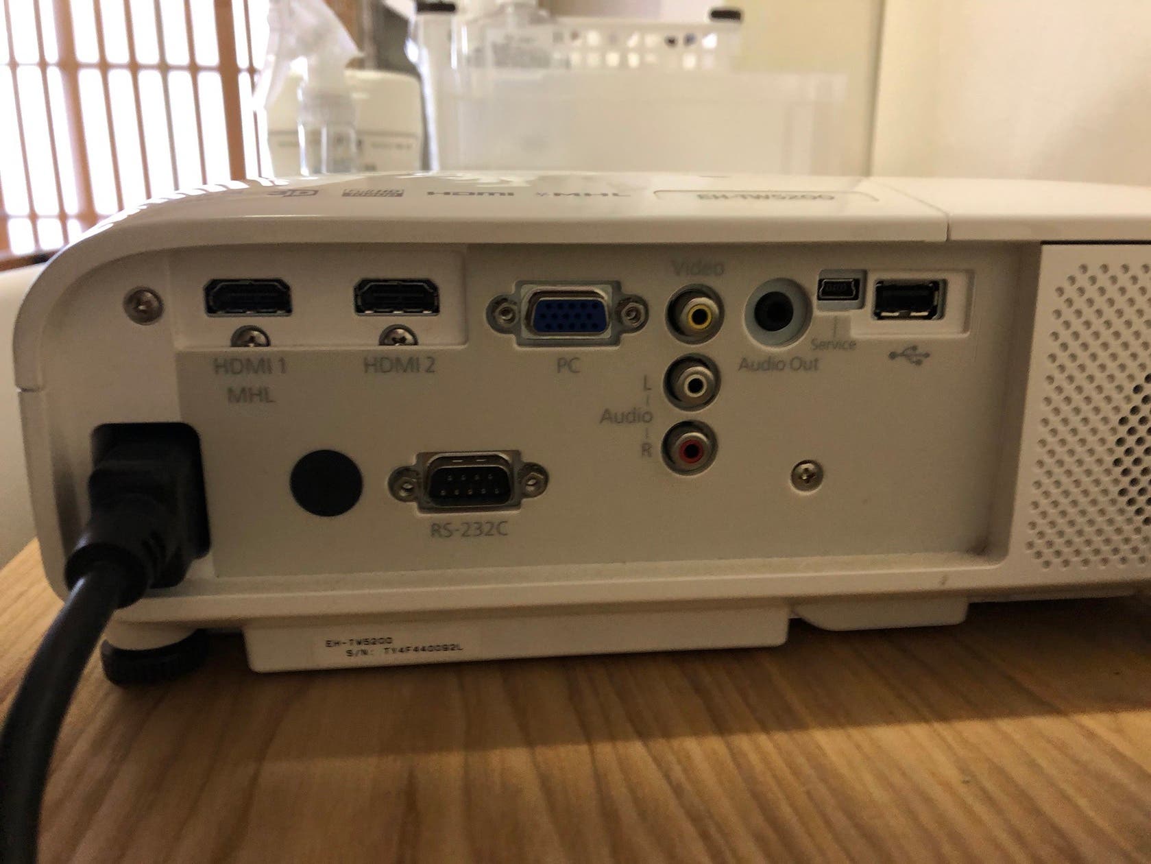 プロジェクターのレンタル（スクリーン無し、白い壁に投写）の画像2