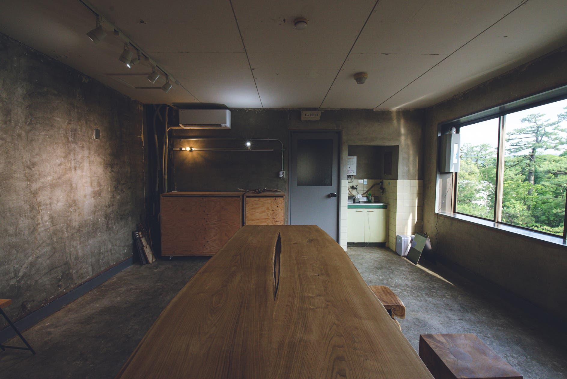 京都御所の借景が映える、コンクリートと木材で構成されたラフながらも静謐な空間！展示会やポップアップ、撮影スタジオに！の写真4