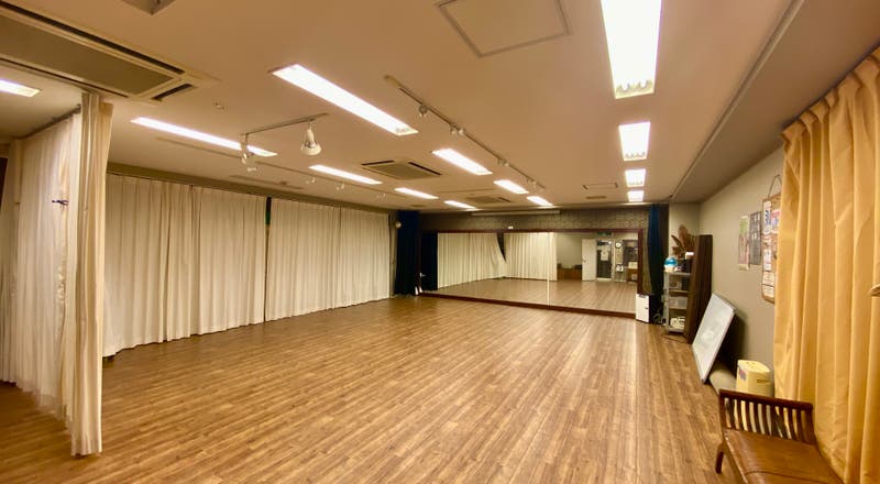 【吉祥寺駅徒歩5分】<B1>スポットライト完備の多目的スペース。40名までのダンスやヨガ、瞑想、ワークショップ、パーティ等に