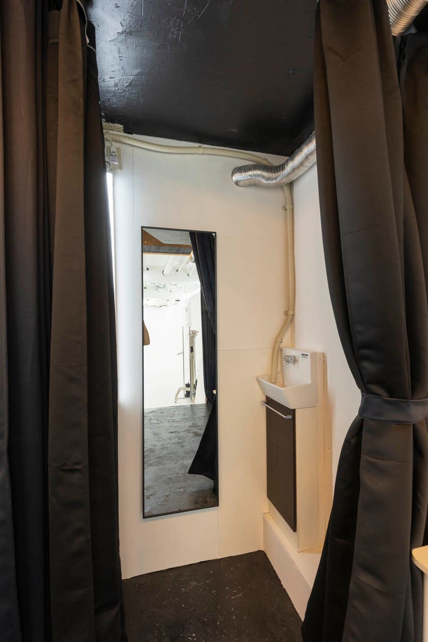 スモーク クロマキ 大音量可 引16m天高3.5m 機材無料 個室メイクR 最大幅11m本格プロ仕様白ホリスタジオ【徒歩2分】の写真5