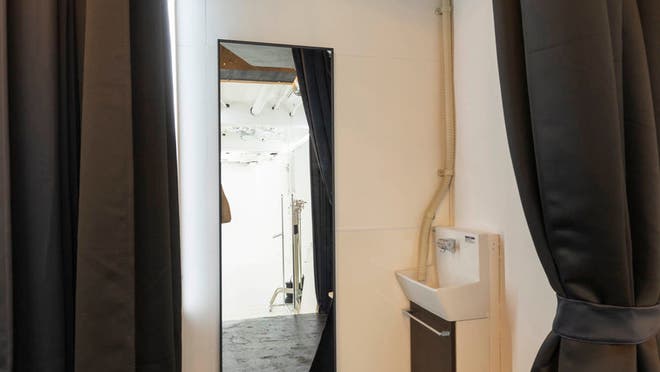 スモーク クロマキ 大音量可 引16m天高3.5m 機材無料 個室メイクR 最大幅11m本格プロ仕様白ホリスタジオ【徒歩2分】の写真5