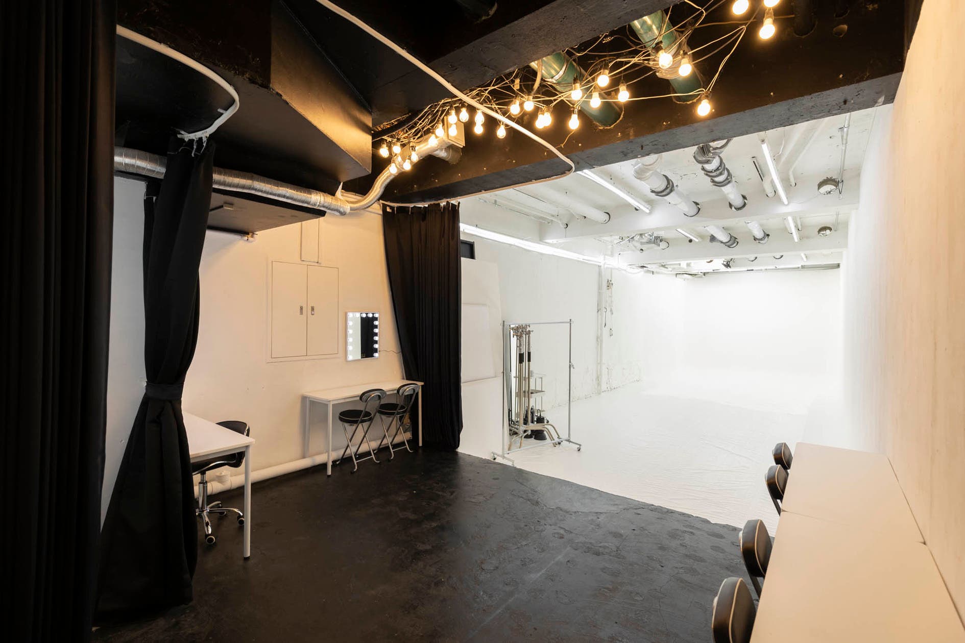 スモーク クロマキ 大音量可 引16m天高3.5m 機材無料 個室メイクR 最大幅11m本格プロ仕様白ホリスタジオ【徒歩2分】の写真4