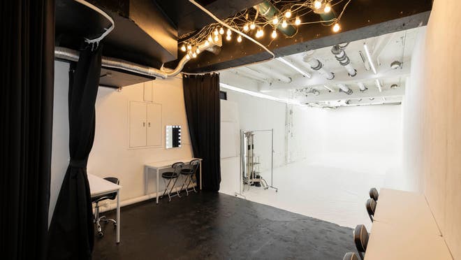 スモーク クロマキ 大音量可 引16m天高3.5m 機材無料 個室メイクR 最大幅11m本格プロ仕様白ホリスタジオ【徒歩2分】の写真4