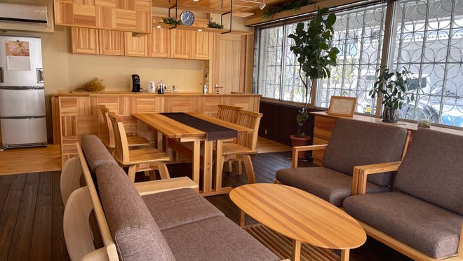 木らら~江坂の小さなショールーム~は無垢素材の床や家具が気持ちいい空間!ワークショップや会議に最適の写真1