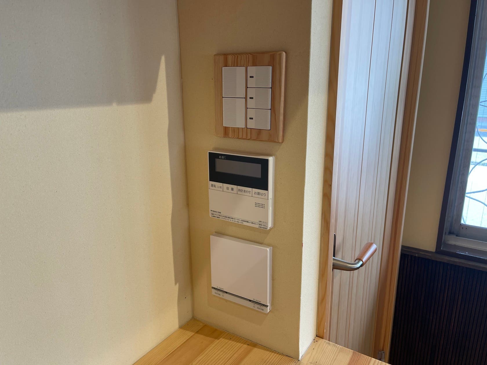 木らら～江坂の小さなショールーム～は無垢素材の床や家具が気持ちいい空間！ワークショップや会議に最適の写真5