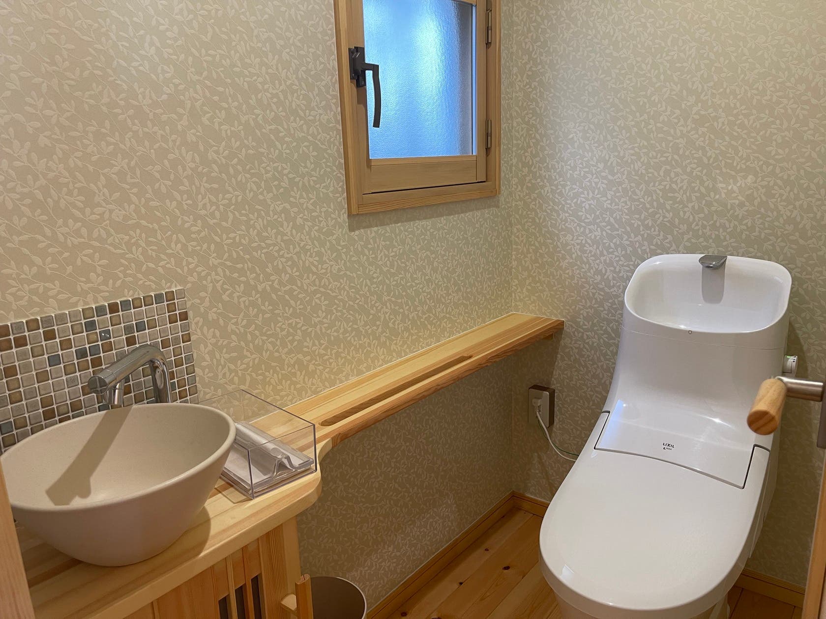 木らら～江坂の小さなショールーム～は無垢素材の床や家具が気持ちいい空間！ワークショップや会議に最適の写真6