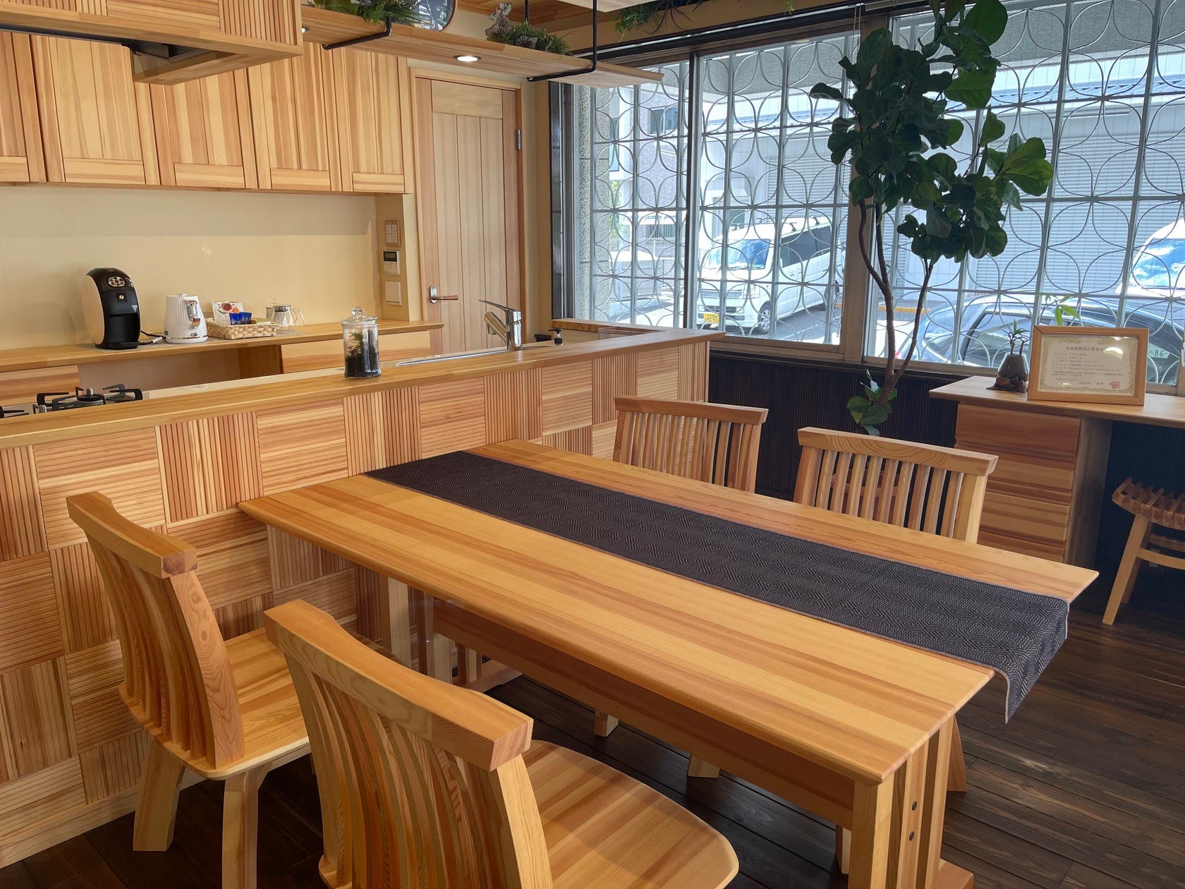 木らら～江坂の小さなショールーム～は無垢素材の床や家具が気持ちいい空間！ワークショップや会議に最適の写真7