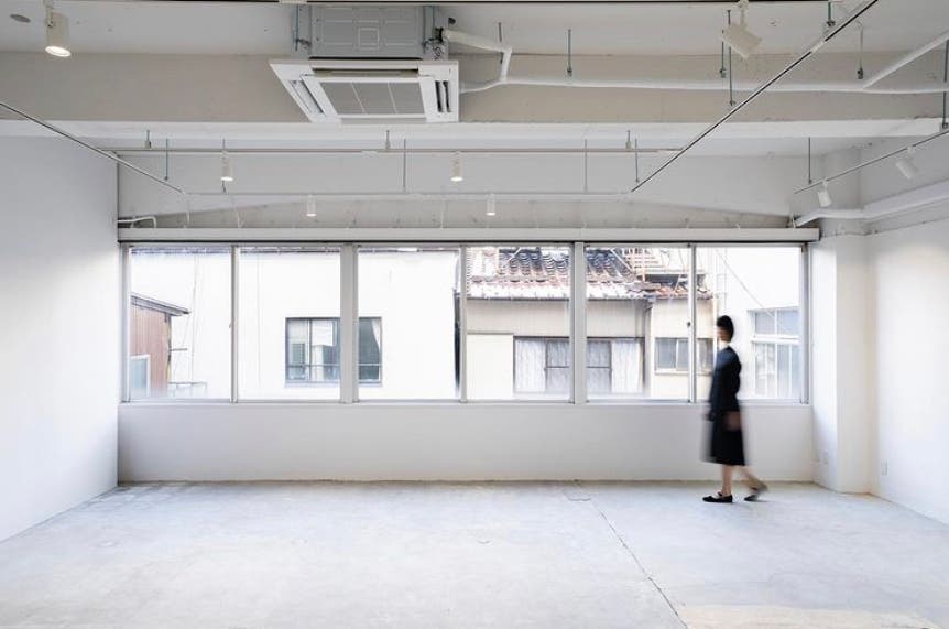 ☆セール中リニューアルグレー漆喰壁☆【レビュー10%オフ】ホワイトスペース・北窓自然光・天井高3m・グレー漆喰壁・フォトスタジオの写真4