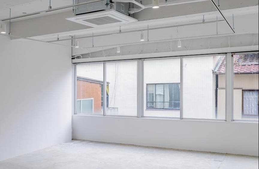 ☆セール中リニューアルグレー漆喰壁☆【レビュー10%オフ】ホワイトスペース・北窓自然光・天井高3m・グレー漆喰壁・フォトスタジオの写真5