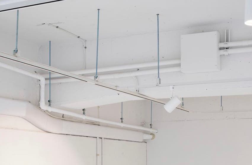 ☆セール中リニューアルグレー漆喰壁☆【レビュー10%オフ】ホワイトスペース・北窓自然光・天井高3m・グレー漆喰壁・フォトスタジオの写真6