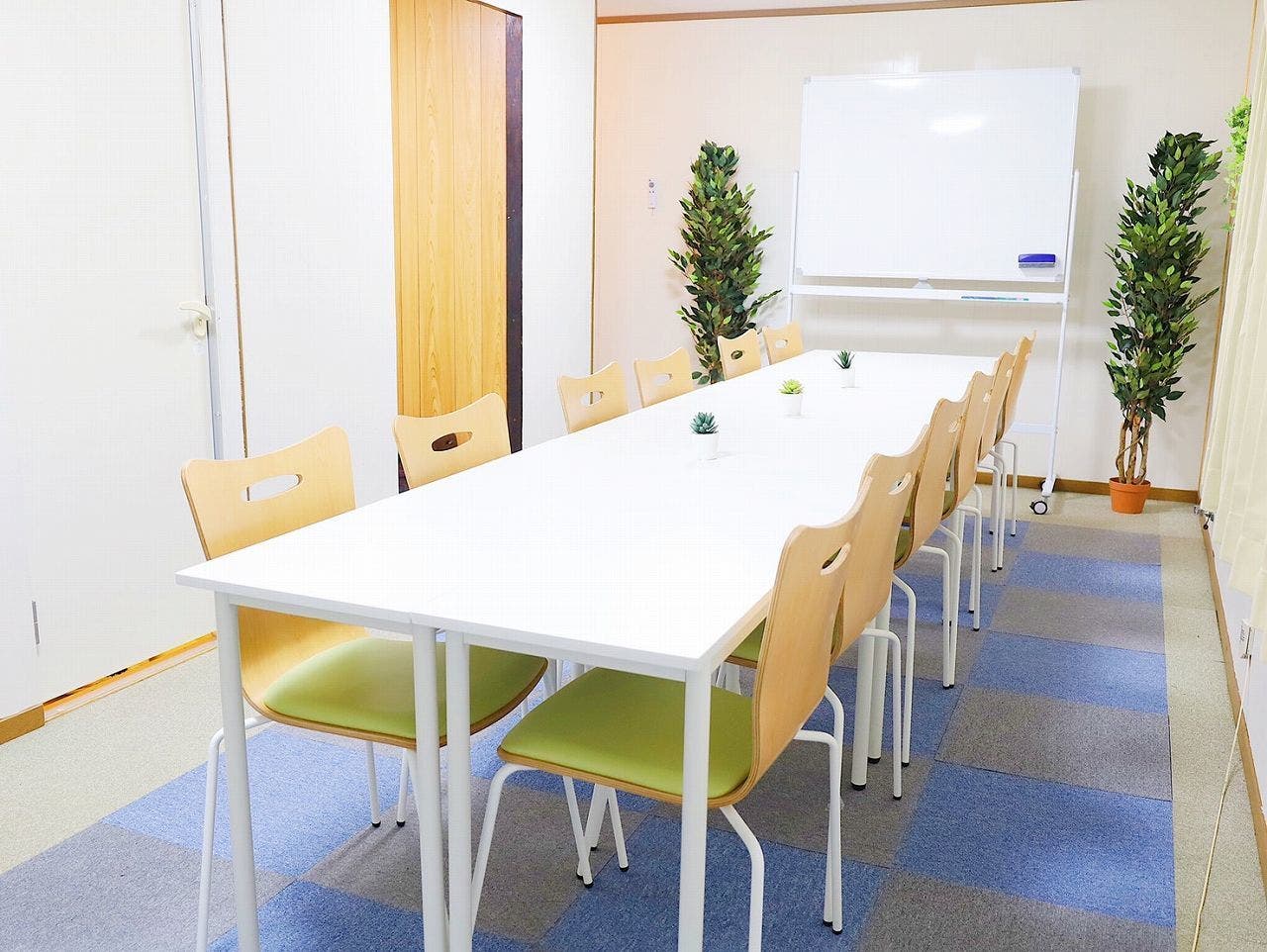 【渋谷駅3分！16名利用可！】綺麗な室内！WiFi・プロジェクター・ホワイトボード全て無料！ふれあい貸し会議室 渋谷Cの写真3