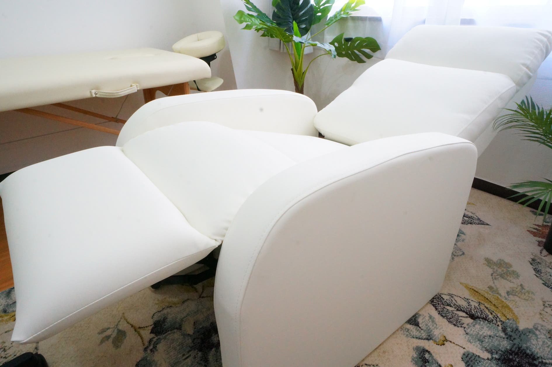 ＜新大阪駅前マルチスペース＞新大阪駅東口目の前サロン！施術用ベッド/リクライニングチェア/WiFiあり✨テレワークにも！の写真5