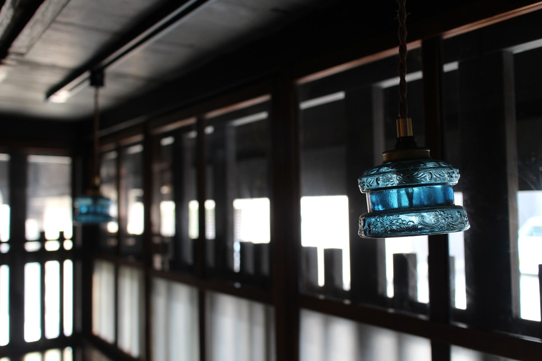 【月屋】ベンガラ格子の大きな窓と、大正ロマン香る洋式のしつらえ＊撮影にの写真3