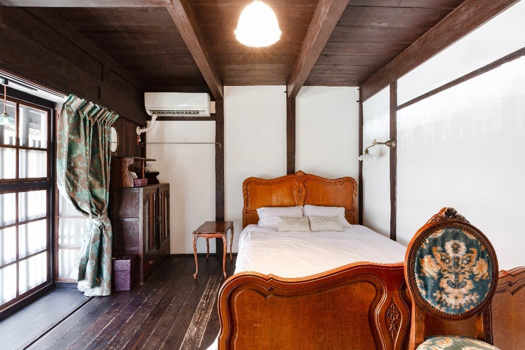 【月屋】ベンガラ格子の大きな窓と、大正ロマン香る洋式のしつらえ＊撮影にの写真1