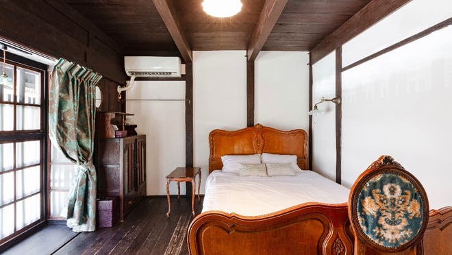 【月屋】ベンガラ格子の大きな窓と、大正ロマン香る洋式のしつらえ*撮影にの写真1