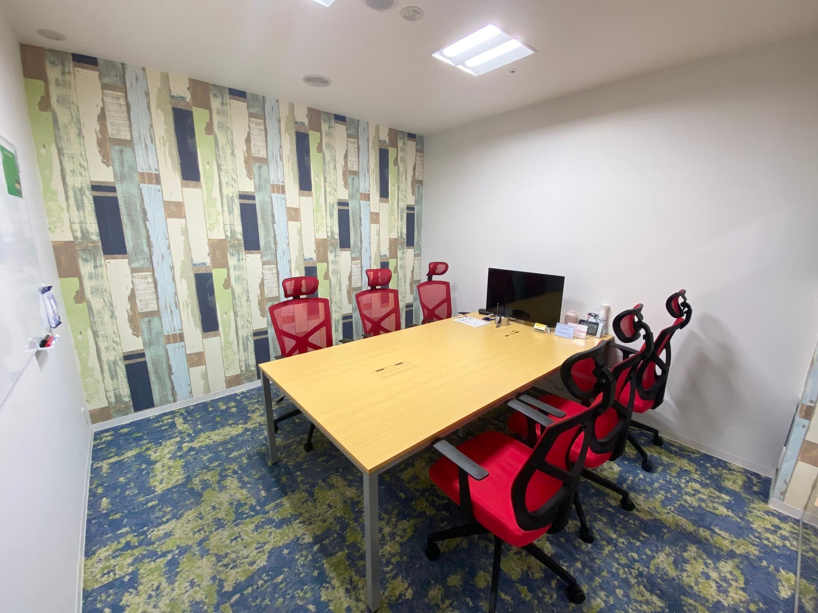 【BIZcircle大阪江戸堀】6名用会議室＃受付スタッフ＃フリードリンクの写真7