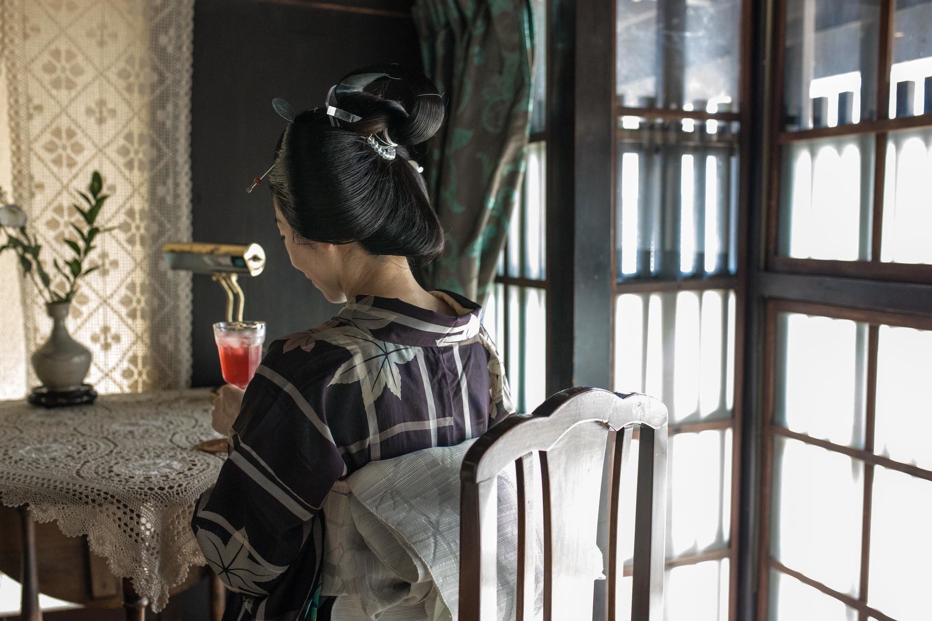 【月屋】ベンガラ格子の大きな窓と、大正ロマン香る洋式のしつらえ＊撮影にの写真2