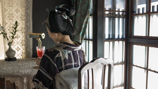 【月屋】ベンガラ格子の大きな窓と、大正ロマン香る洋式のしつらえ*撮影にの写真2