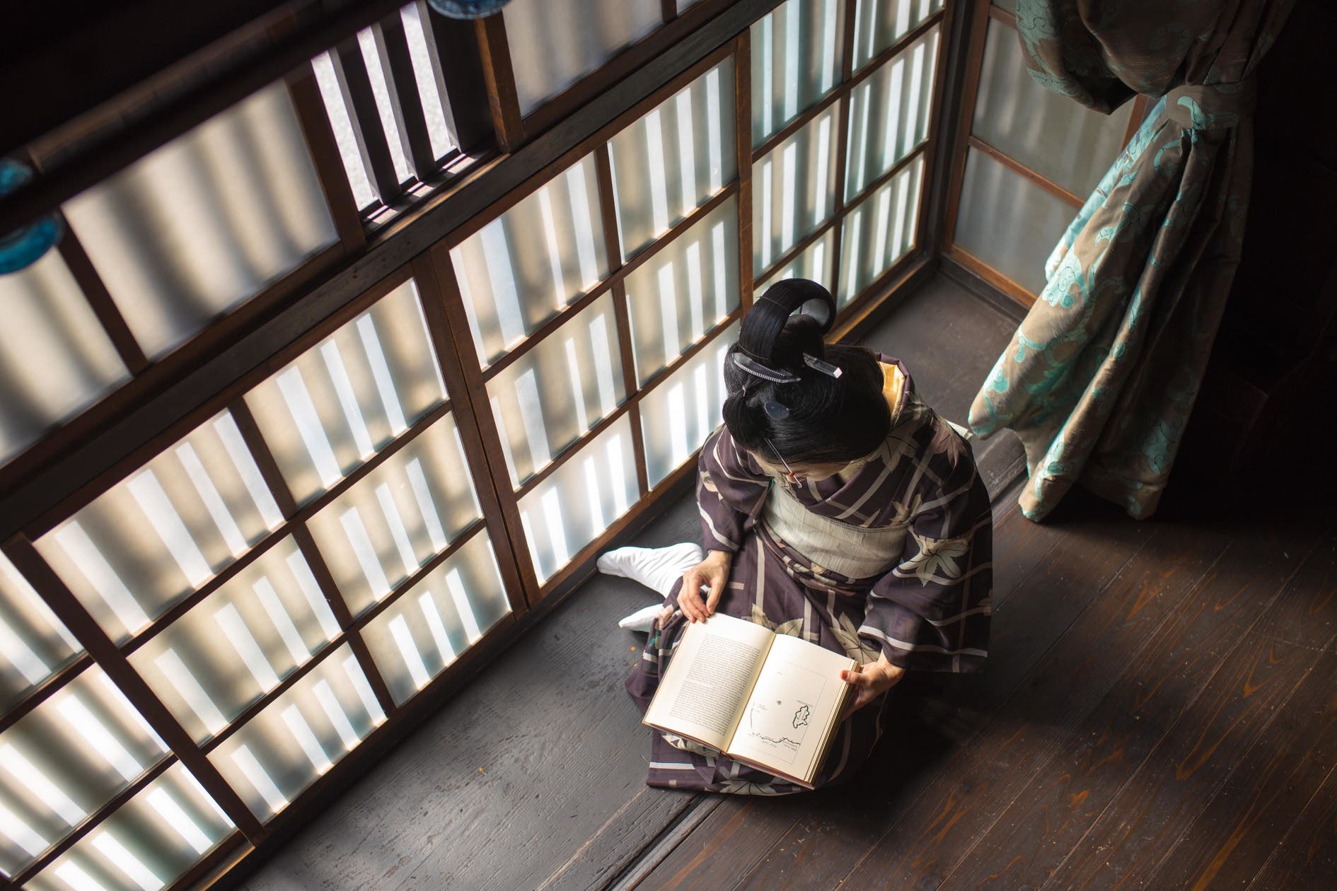 【月屋】ベンガラ格子の大きな窓と、大正ロマン香る洋式のしつらえ＊撮影にの写真5