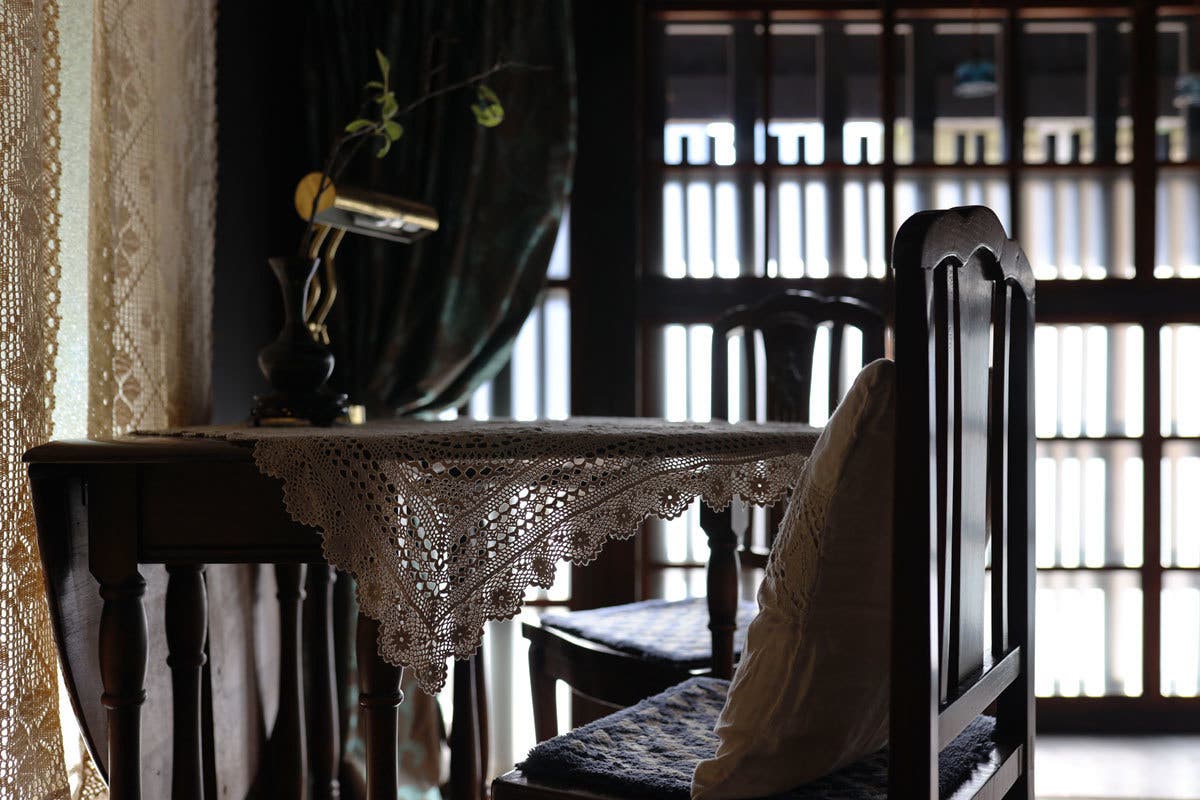 【月屋】ベンガラ格子の大きな窓と、大正ロマン香る洋式のしつらえ＊撮影にの写真6