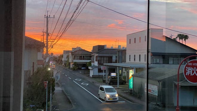 手ぶらで来てもzoom会議やyoutube配信もでき、150インチの大型スクリーン/音響設備がある多目的スタジオの写真3