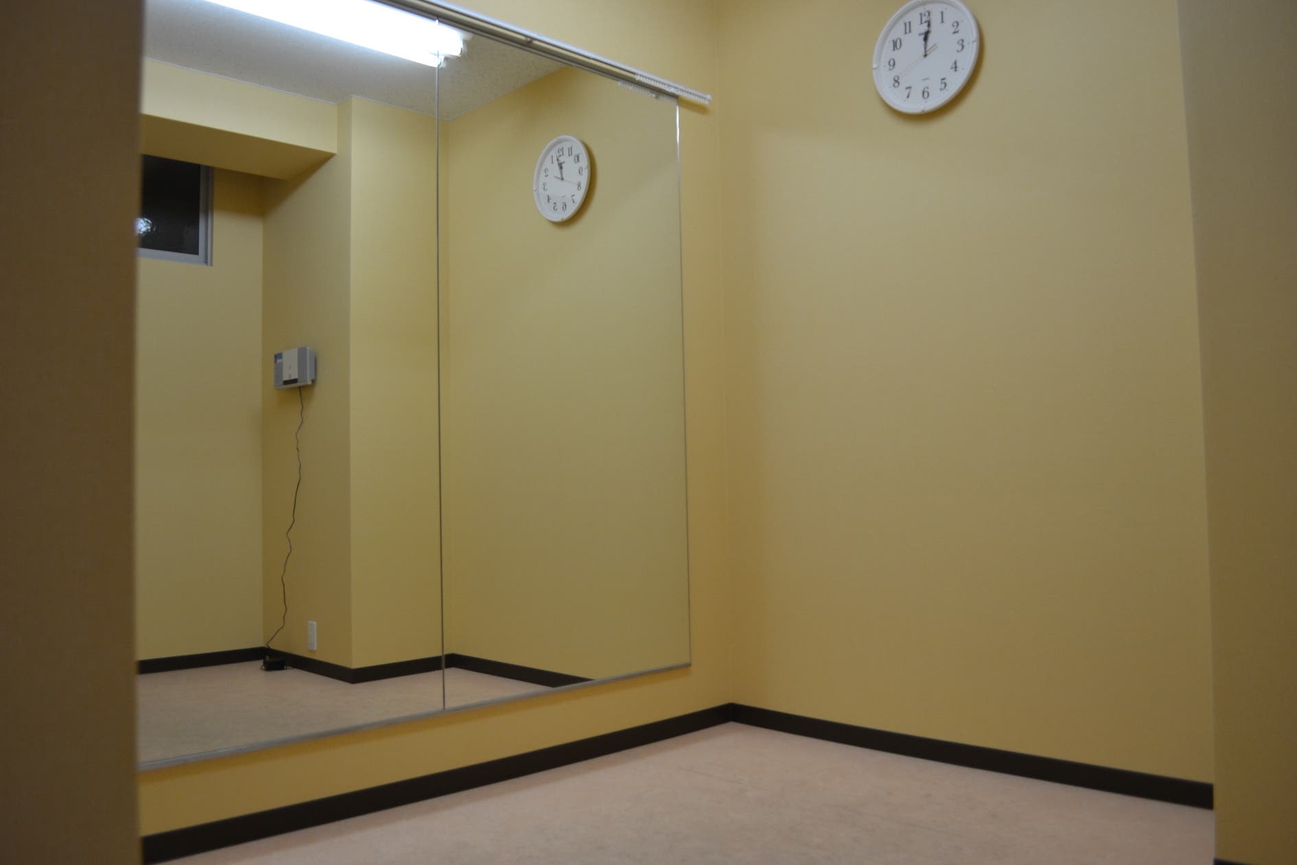 防音・防振で楽器使用・ダンス可能。小スタジオおひとり様～お二人用の小部屋！　個人練習にピッタリのスタジオ　の写真1