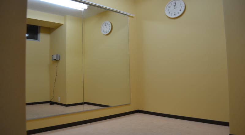 防音・防振で楽器使用・ダンス可能。小スタジオおひとり様～お二人用の小部屋！　個人練習にピッタリのスタジオ　