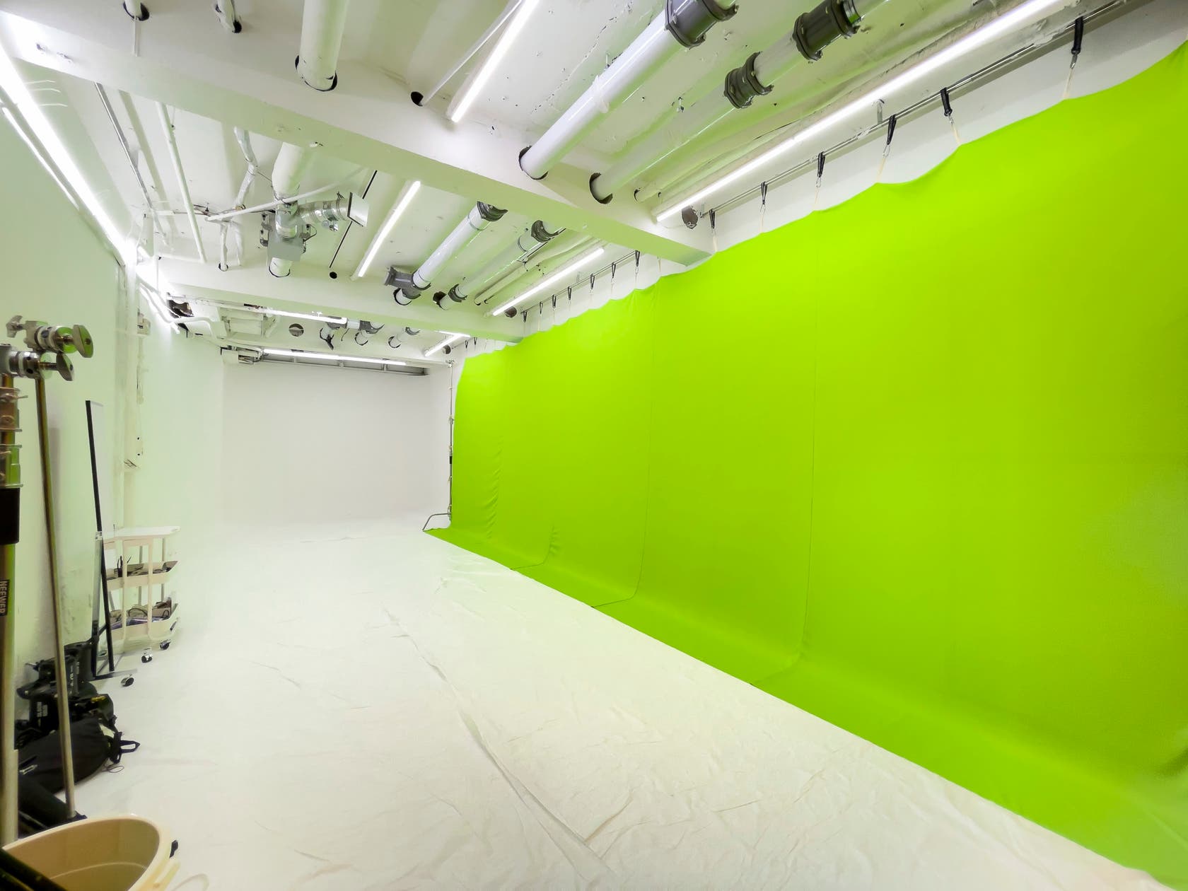 スモーク クロマキ 大音量可 引16m天高3.5m 機材無料 個室メイクR 最大幅11m本格プロ仕様白ホリスタジオ【徒歩2分】の写真11
