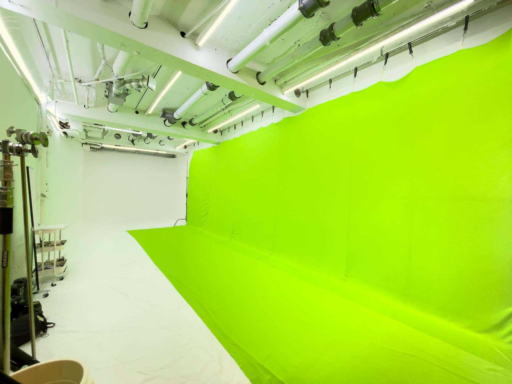 スモーク クロマキ 大音量可 引16m天高3.5m 機材無料 個室メイクR 最大幅11m本格プロ仕様白ホリスタジオ【徒歩2分】の写真10