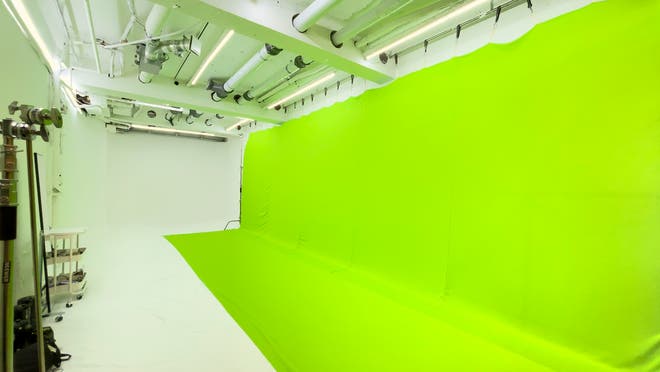 スモーク クロマキ 大音量可 引16m天高3.5m 機材無料 個室メイクR 最大幅11m本格プロ仕様白ホリスタジオ【徒歩2分】の写真10