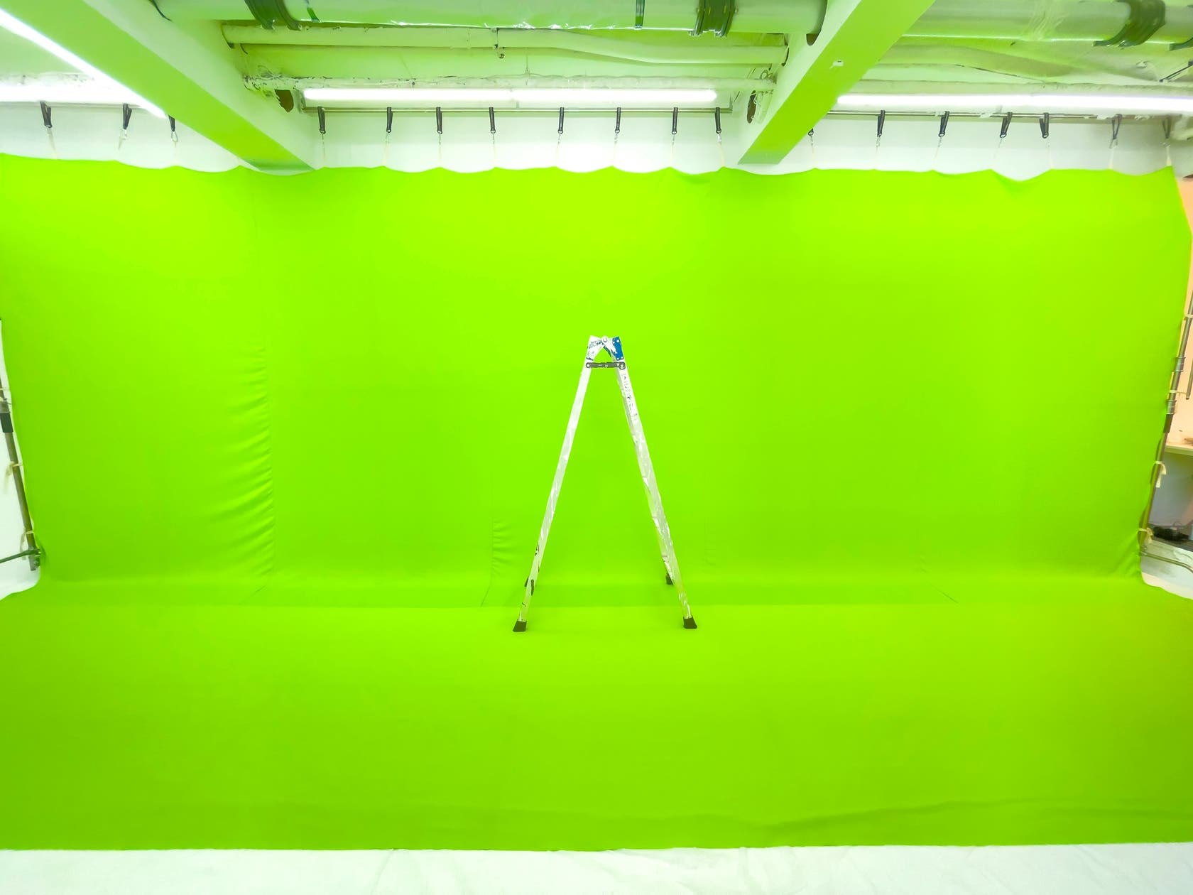 スモーク クロマキ 大音量可 引16m天高3.5m 機材無料 個室メイクR 最大幅11m本格プロ仕様白ホリスタジオ【徒歩2分】の写真12