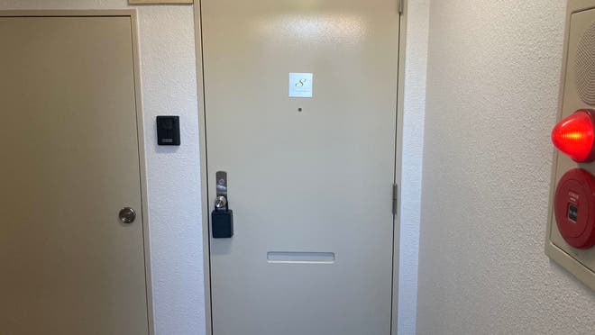 下北沢駅3分♪ 65型TV📺とBlu-ray・fireTVで動画鑑賞✨光WiFi 💖推し会女子会、ホムパ、Web会議やビジネスにの写真30