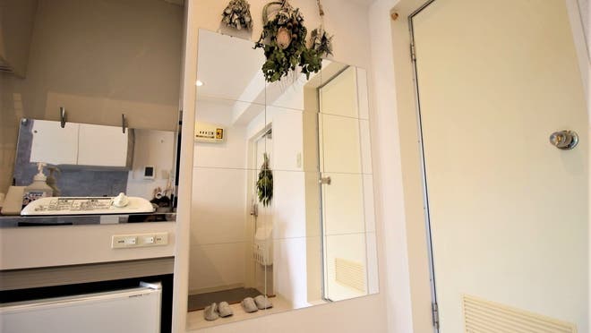 下北沢駅3分♪ 65型TV📺とBlu-ray・fireTVで動画鑑賞✨光WiFi 💖推し会女子会、ホムパ、Web会議やビジネスにの写真13