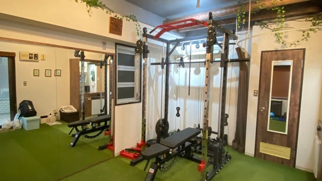 飯田橋・市ヶ谷駅から徒歩6分の好立地! 緑がベースのおしゃれな完全プライベート空間のレンタルジムです。 の写真1