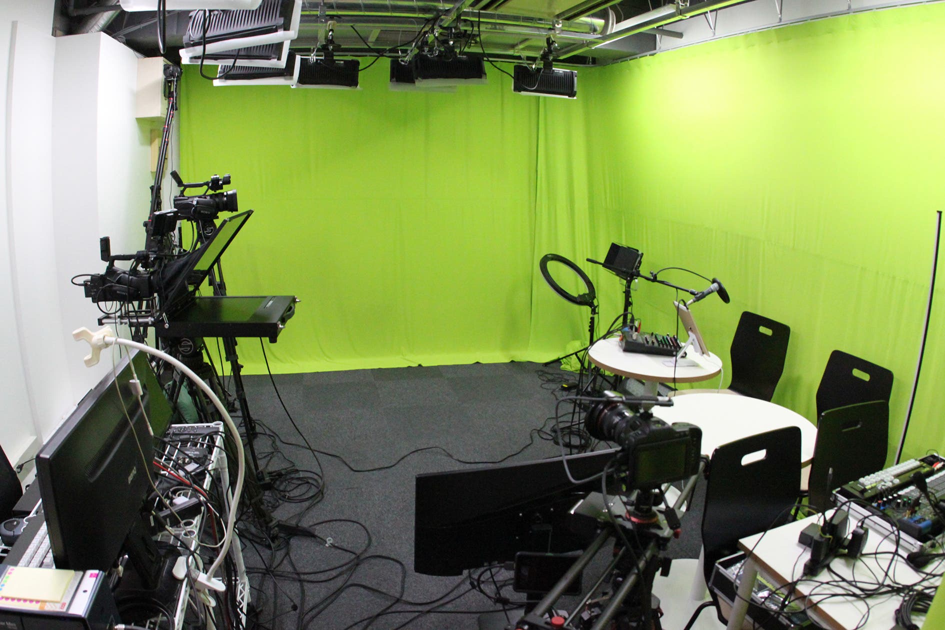 【手ぶらでok！】グリーンバック撮影やライブ配信に特化したミニスタジオ/中野駅近/中野ブロードウェイ2Fの写真2