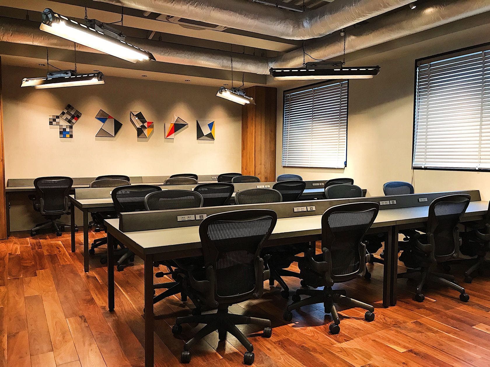 阪急京都線河原町駅から徒歩5分のコーワキングスペースです。の写真4