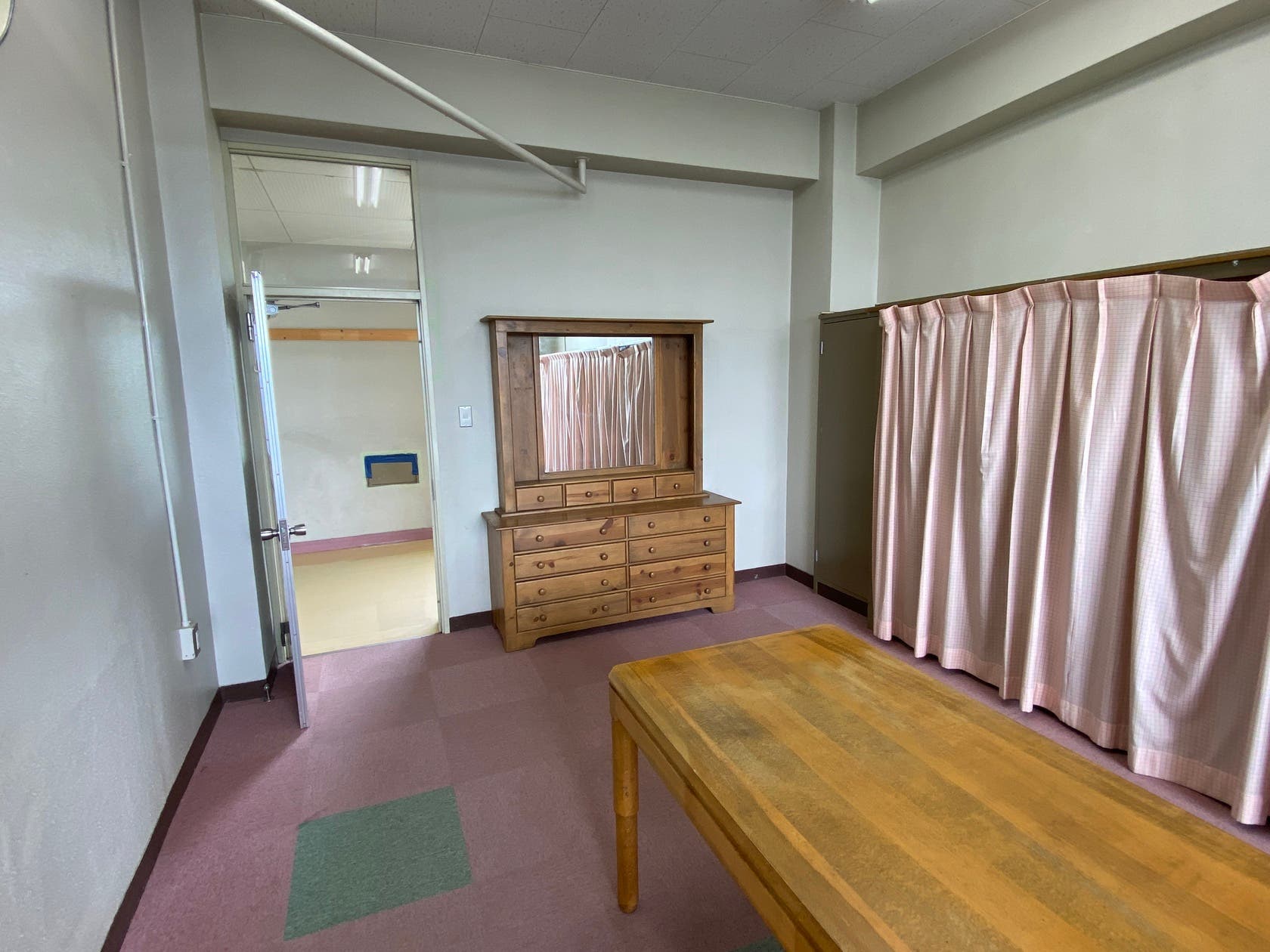 サイレントルーム【2F】 普通教室の半分のサイズ オンライン会議やグループワークに最適の写真5