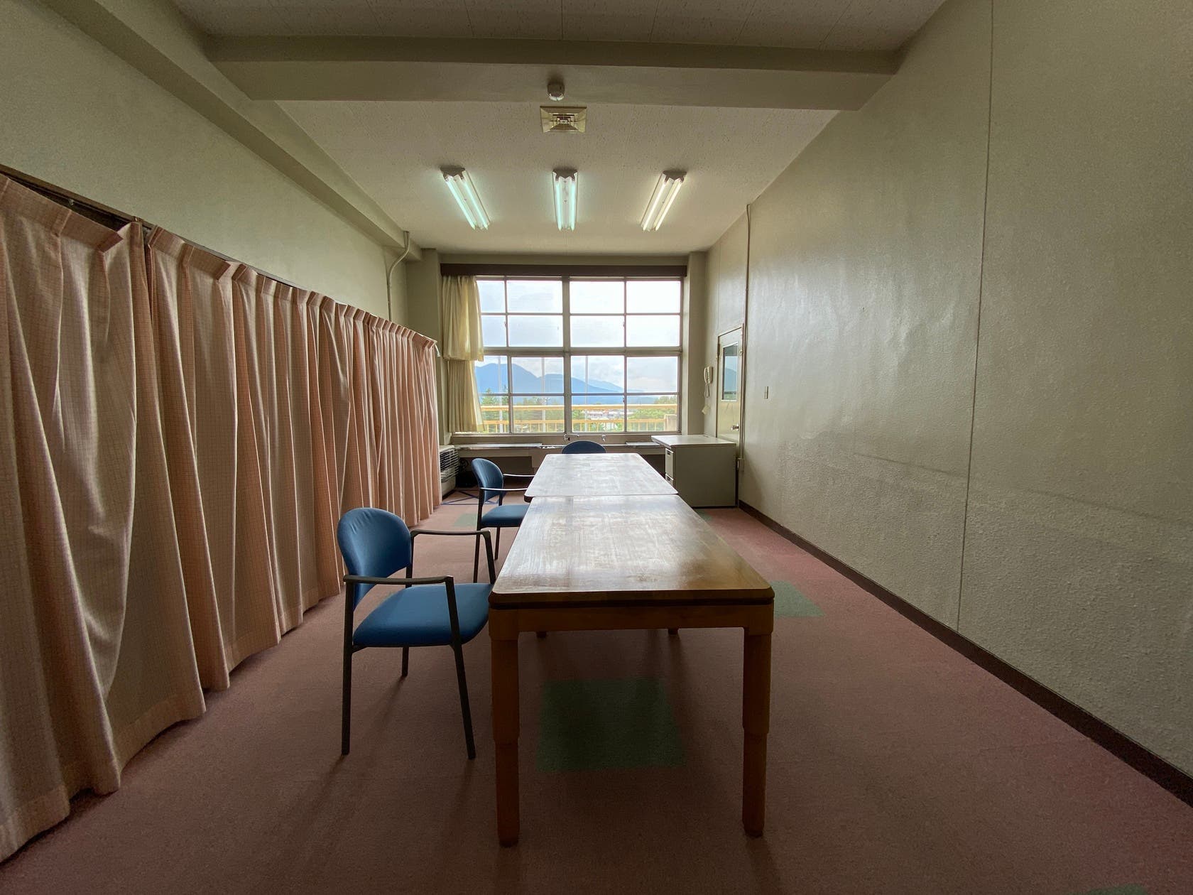 サイレントルーム【2F】 普通教室の半分のサイズ オンライン会議やグループワークに最適の写真6