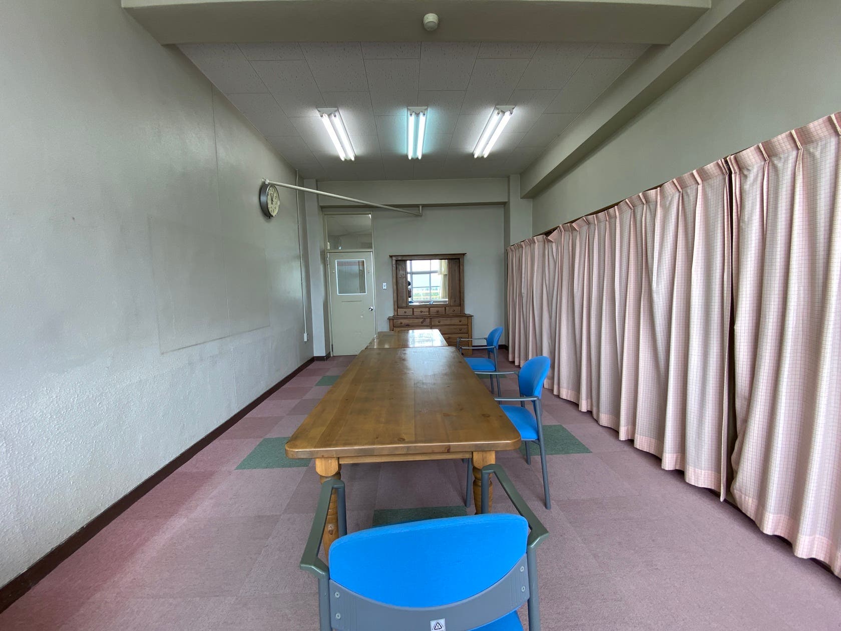 サイレントルーム【2F】 普通教室の半分のサイズ オンライン会議やグループワークに最適の写真7