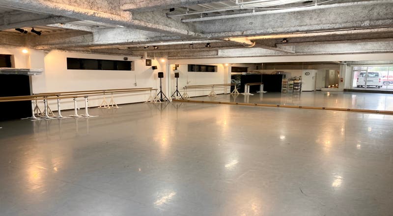 【YTJ西宮/１Fスタジオ】西宮北口駅から徒歩５分・鏡張りのダンスやレッスンに最適なスタジオです