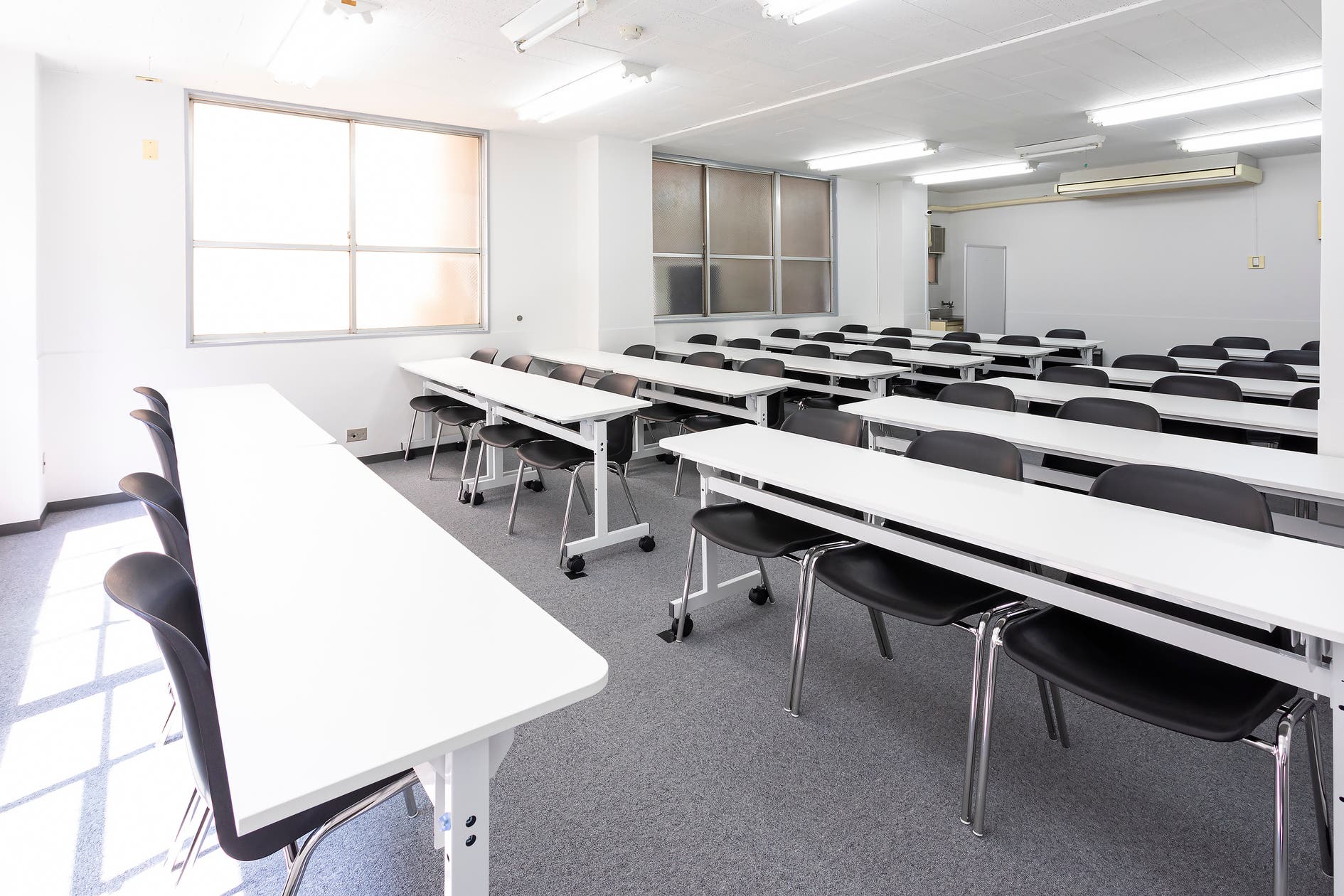 【半蔵門徒歩45秒/麴町駅徒歩4分】アクセス良好・低価格/48名収容/備品無料□会議・研修・セミナーにも最適□レイアウト変更自由の写真4