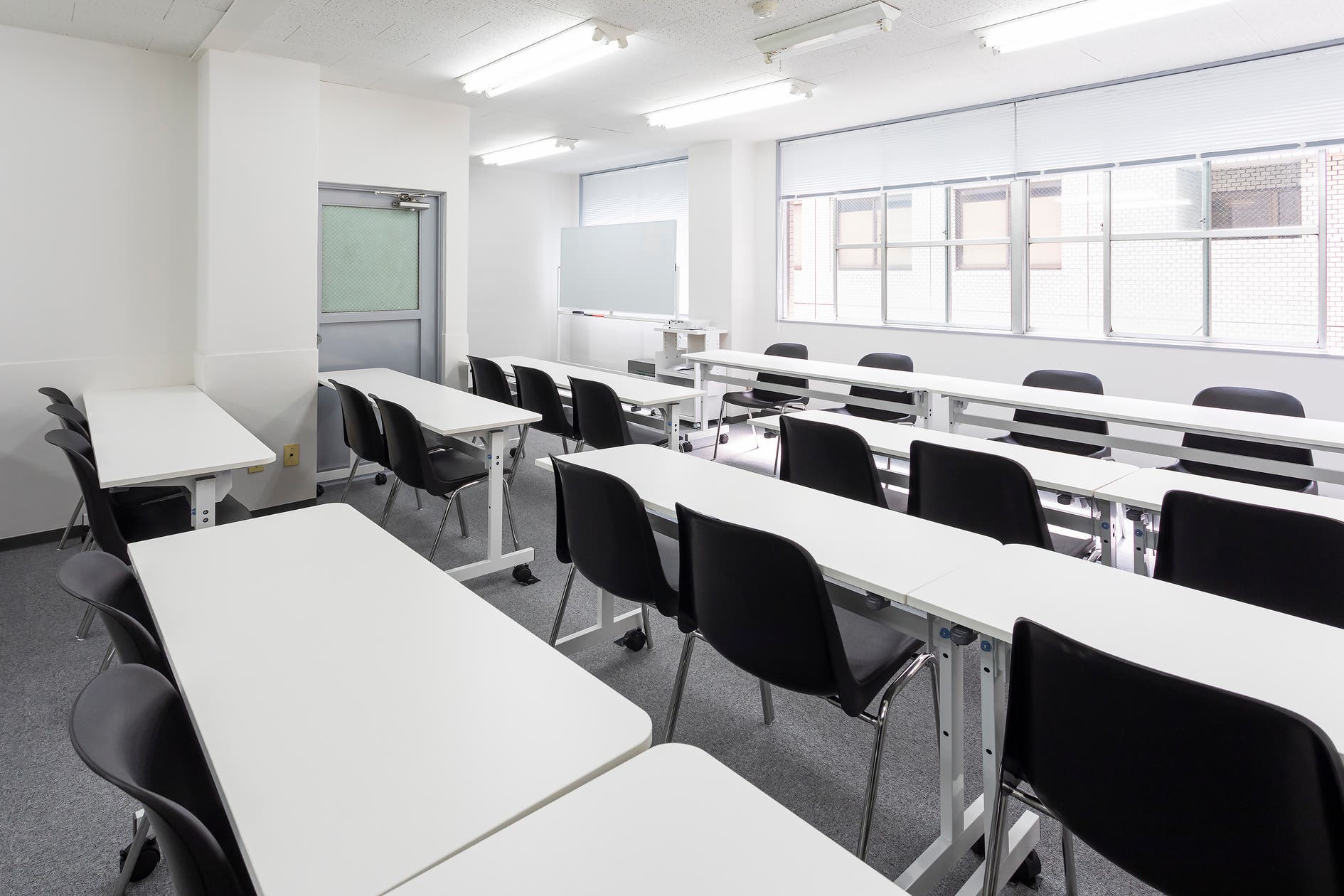 【半蔵門徒歩45秒/麴町駅徒歩4分】アクセス良好・低価格/48名収容/備品無料□会議・研修・セミナーにも最適□レイアウト変更自由の写真5