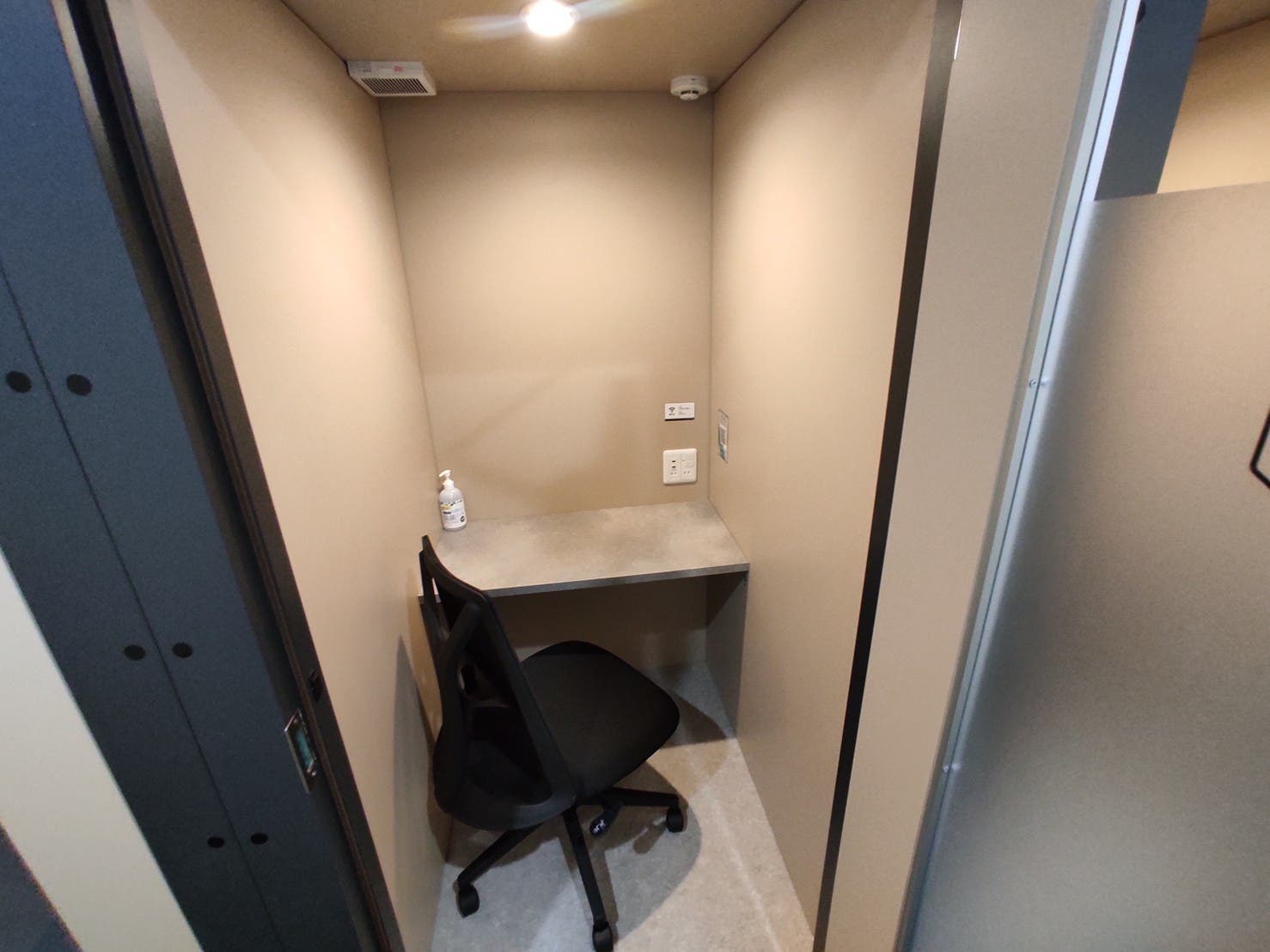 ＜RemoteworkBOX CERTE店【No.1】＞完全個室⭐️Wi-Fi無料！/ 2時間以上の利用でお得！の写真2