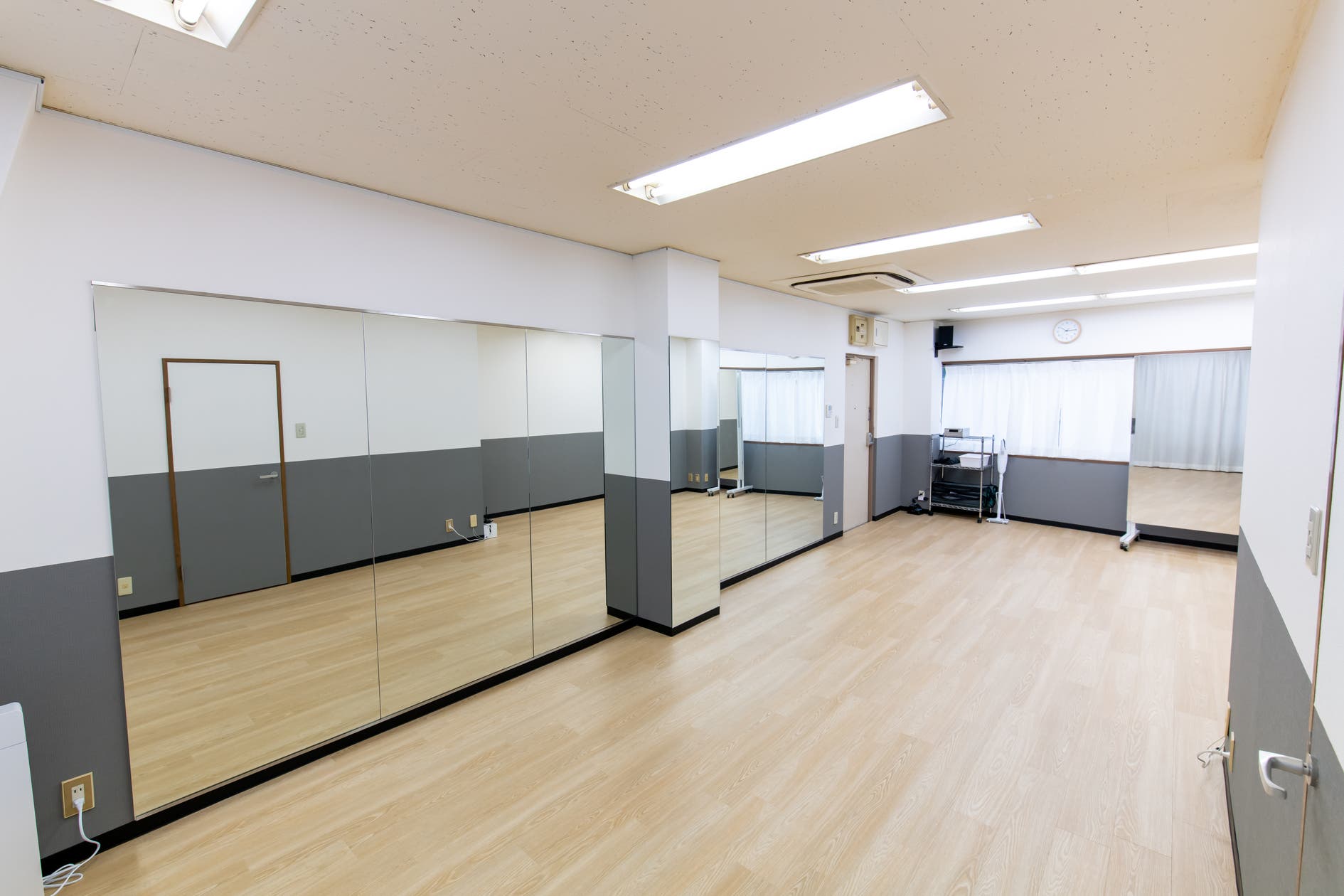 【麻布十番徒歩4分・六本木徒歩8分】【3F】換気・日当り良好/ウォーキング・ヨガ・撮影に人気/大型ミラー・移動式ミラー設置の写真9