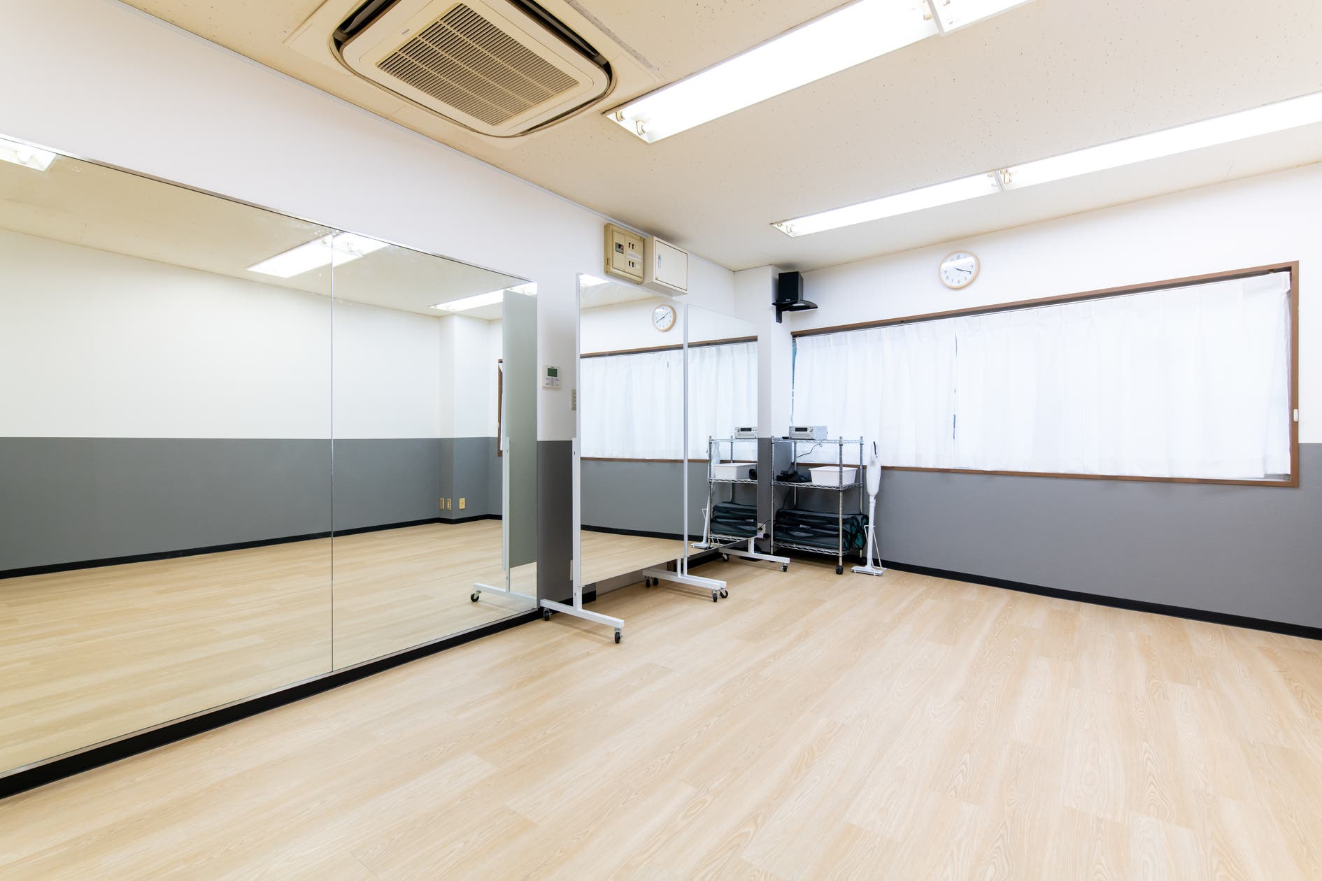 【麻布十番徒歩4分・六本木徒歩8分】【3F】換気・日当り良好/ウォーキング・ヨガ・撮影に人気/大型ミラー・移動式ミラー設置の写真16