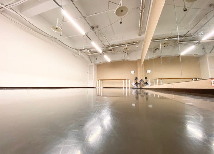 【YTJ川西スタジオ】「川西能勢口」駅から徒歩2分・鏡張りのダンスやレッスンに最適なスタジオですの写真2