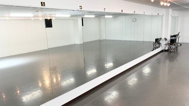 【YTJ枚方スタジオ】枚方市駅中央出口徒歩2分・鏡張りのダンスやレッスンに最適なスタジオですの写真4
